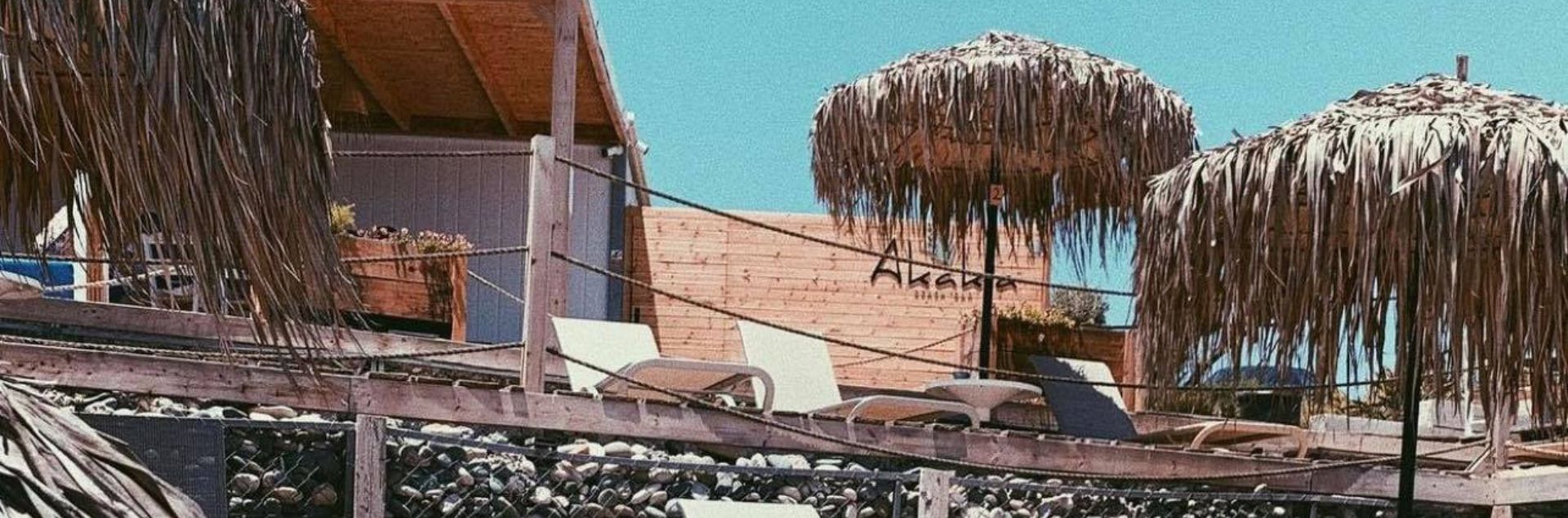 Πάμε για κοκτέιλ σε στέκι στον Άγιο Θεόδωρο που θυμίζει εξωτικό νησί ...