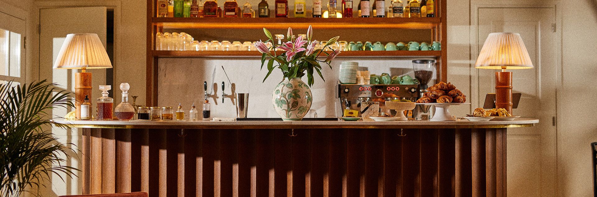 Novél: Ένα όμορφο μπιστρό στα Λεύκαρα από την ομάδα του Tutto Passa ...