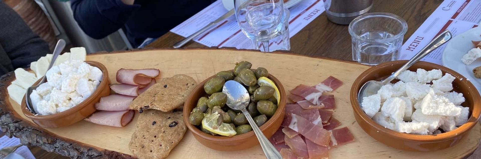 Το απόλυτα κυπριακό γεύμα που απόλαυσε ο Jamie Oliver στη Λεμεσό ...