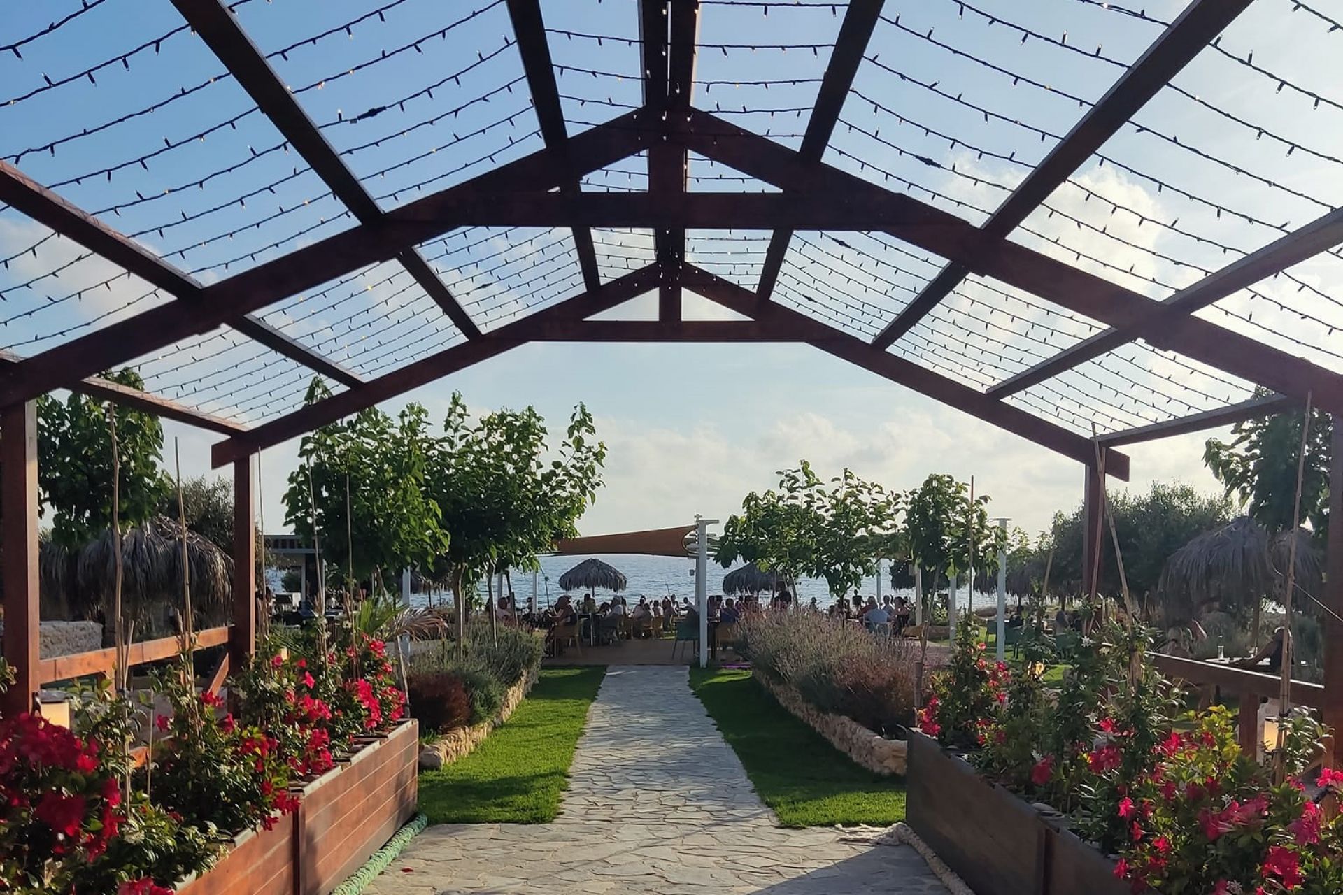 Sentiero By The Sea: Εξωτικό σκηνικό και μαγικό ηλιοβασίλεμα | | wiz ...