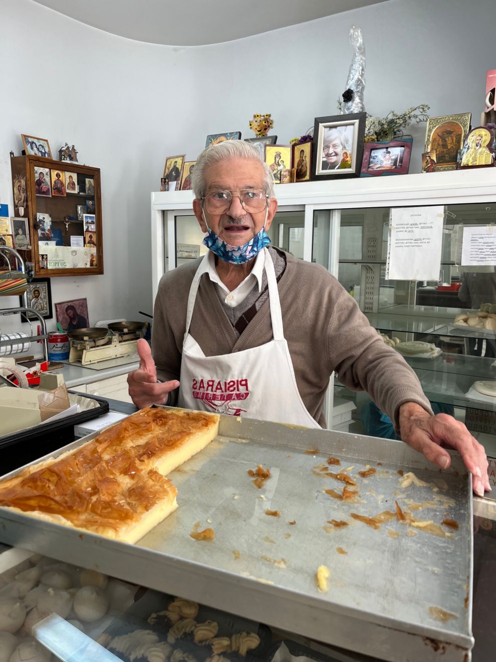 Ο κύριος Γιώργος φτιάχνει το ίσως πιο διάσημο γαλακτομπούρεκο στην ...