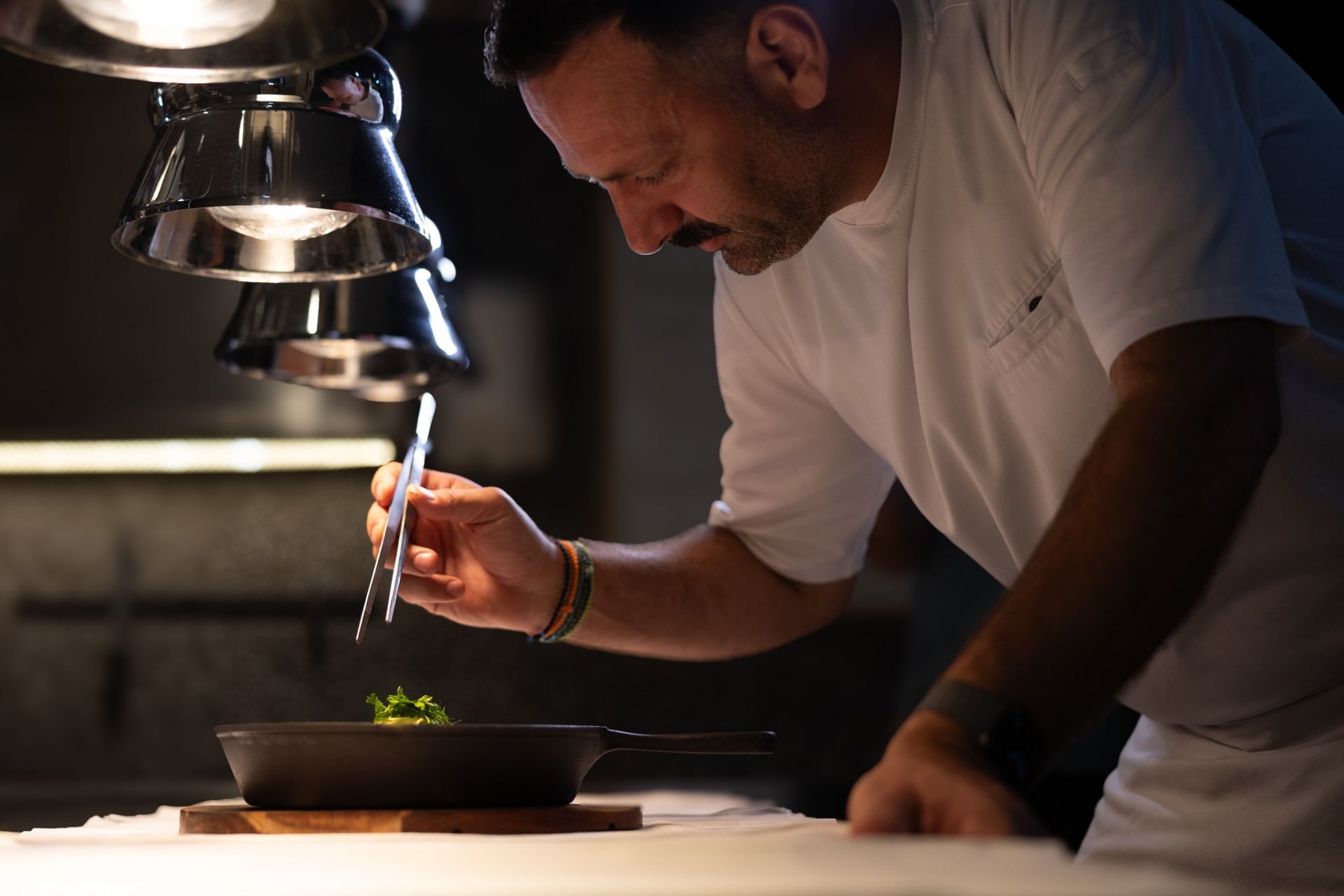 25 γρήγορες ερωτήσεις στον σεφ Κωνσταντίνο Δημοσθένους (Minthis Resort ...