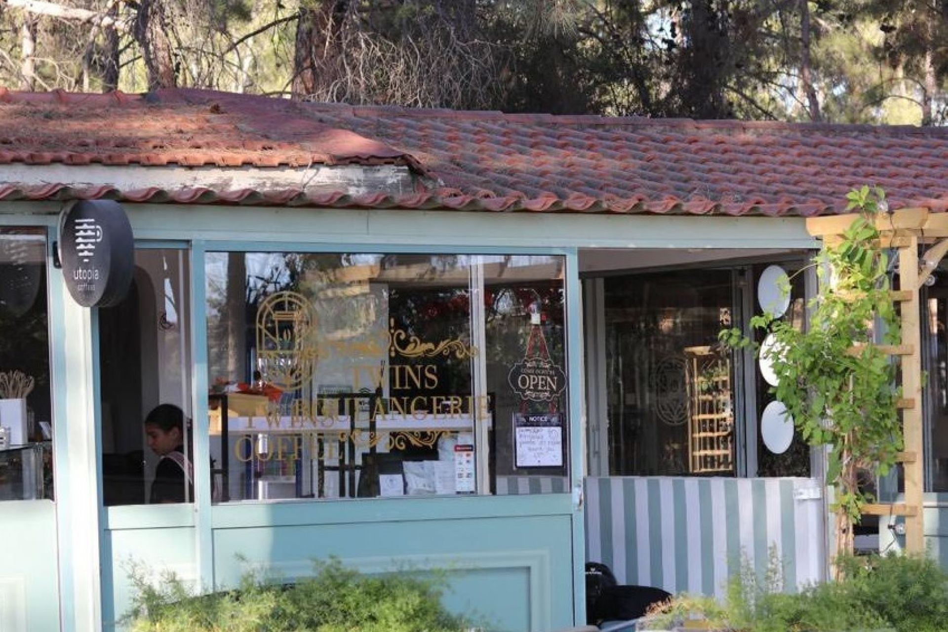 Twins Coffee: Το παραμυθένιο café στα Πυργά που έγινε το απόλυτο στέκι ...