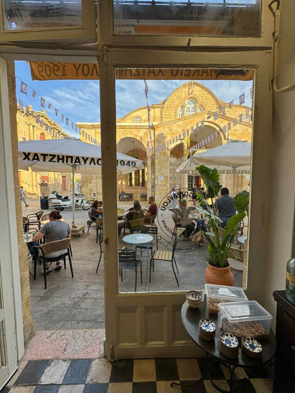 Η Λευκωσία πίνει τσίπουρα, κοκτέιλ και καφέ στο Φαρμακείον | | wiz ...