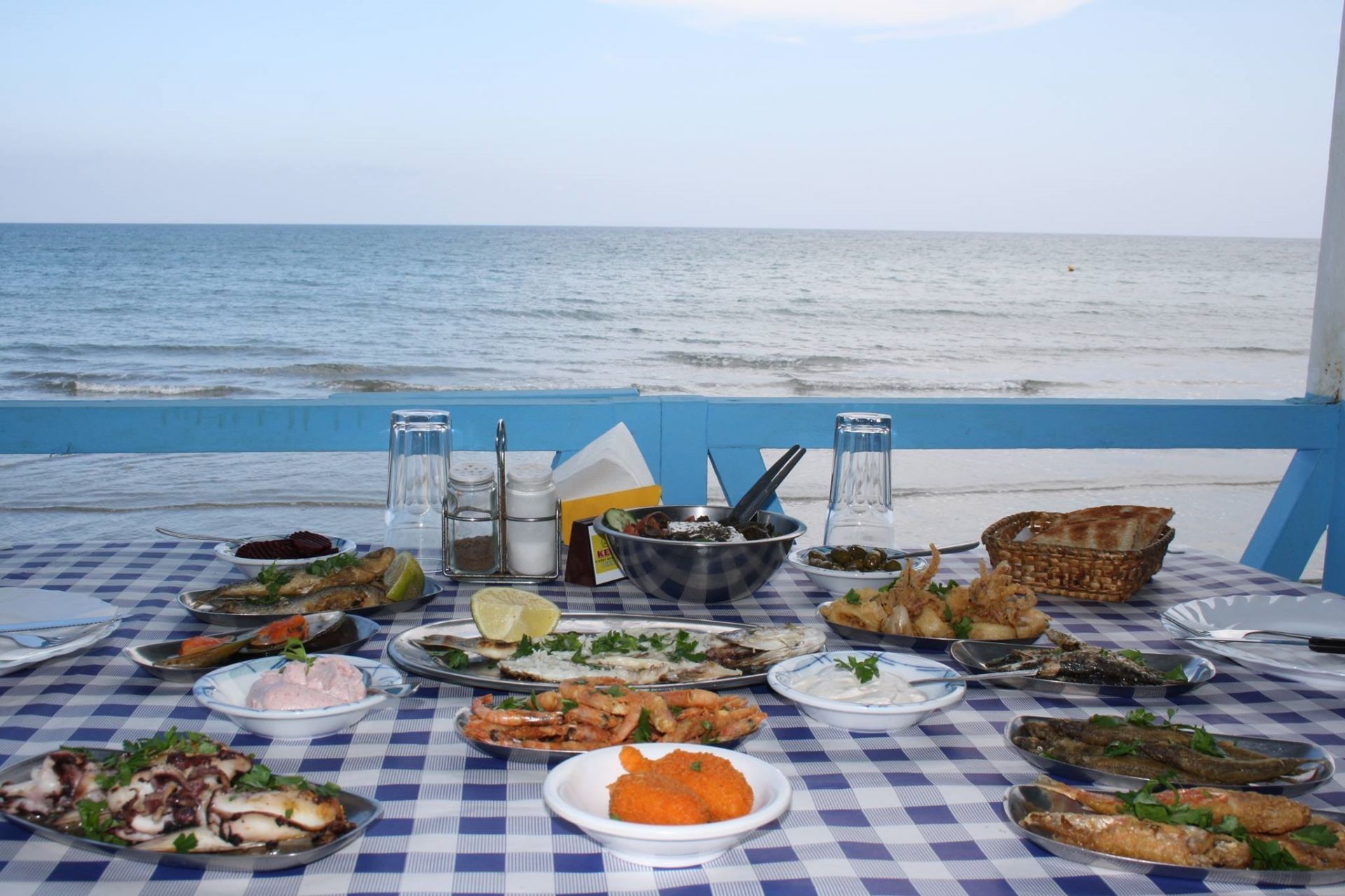 12 ψαροταβέρνες όπου το ψάρι πάει κατευθείαν… από τη θάλασσα στο πιάτο ...