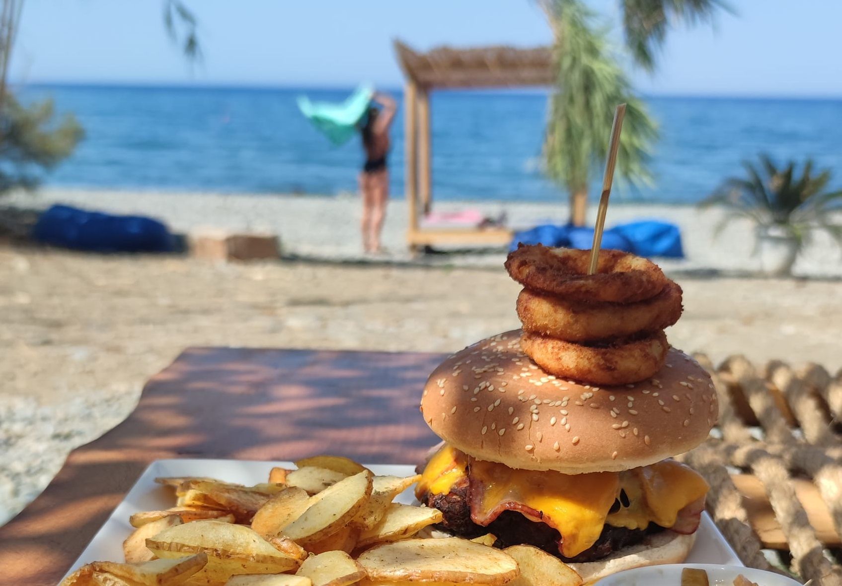 Ακροθαλασσινές απολαύσεις: 14 bar restaurants για τα καλοκαιρινά σου ...