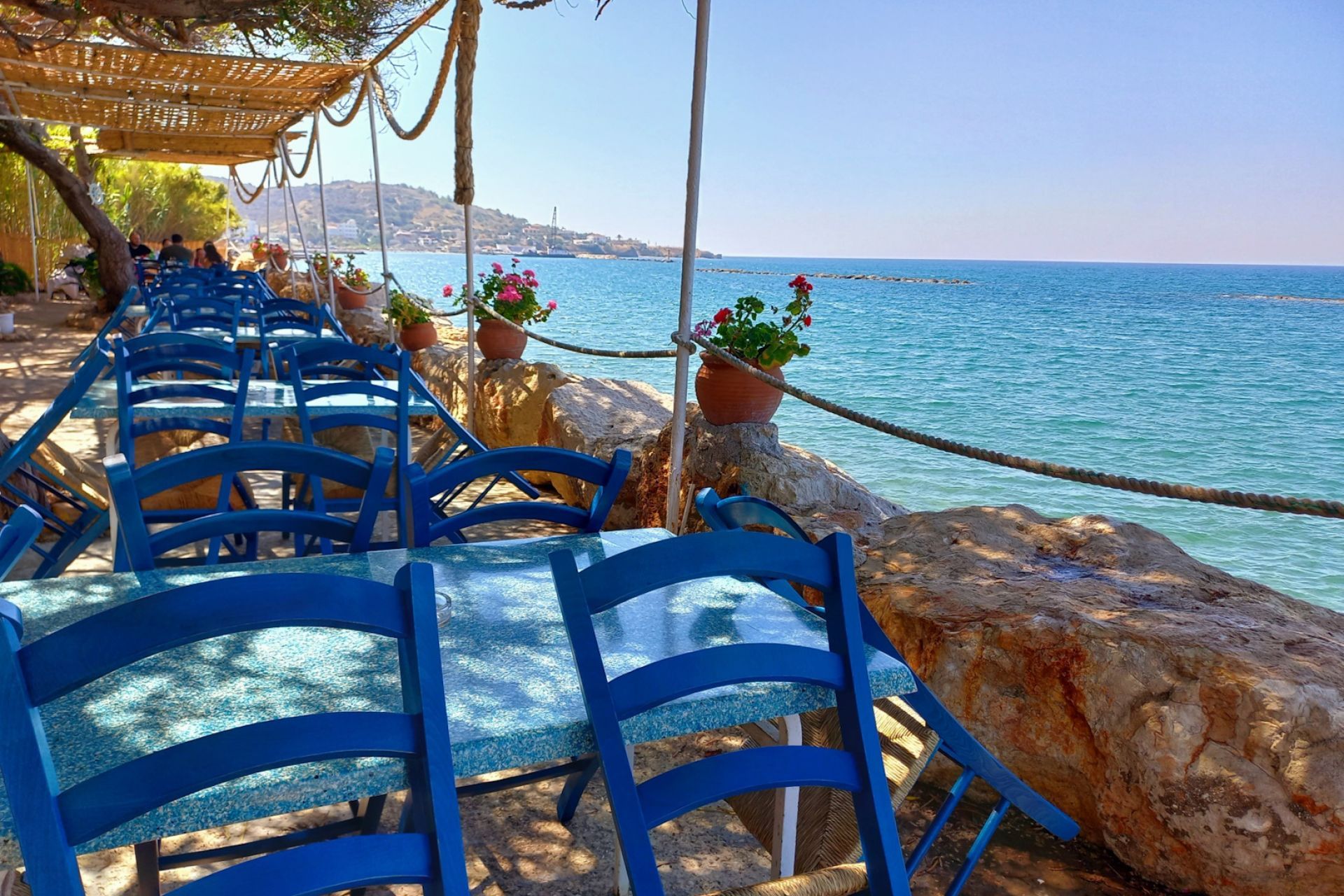 Ψαροταβέρνες πάνω στο κύμα που ξέρουν μόνο οι ντόπιοι | Collections ...