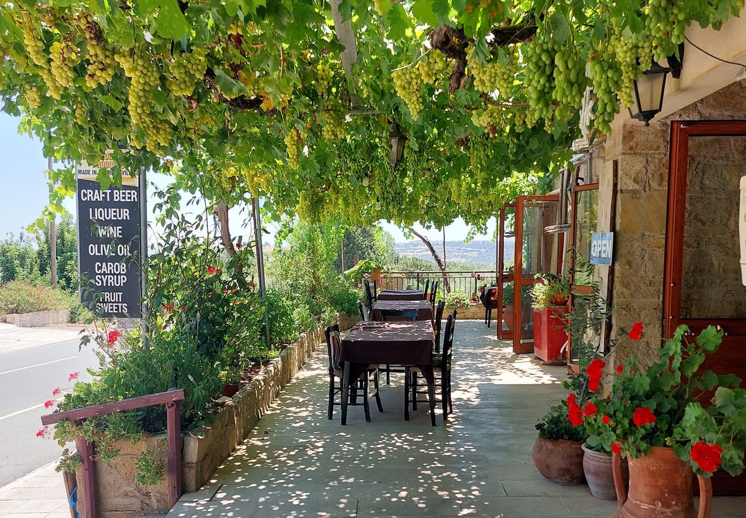 Δώδεκα ταβέρνες που θα αγαπήσεις την αυλή τους | Collections | wiz ...