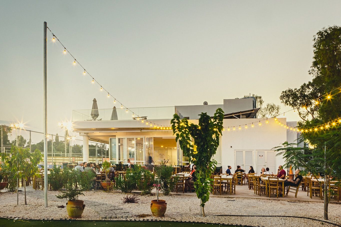 Σουβλάκι σε έξι άκρως καλοκαιρινές αυλές | Collections | wiz cyprus guide